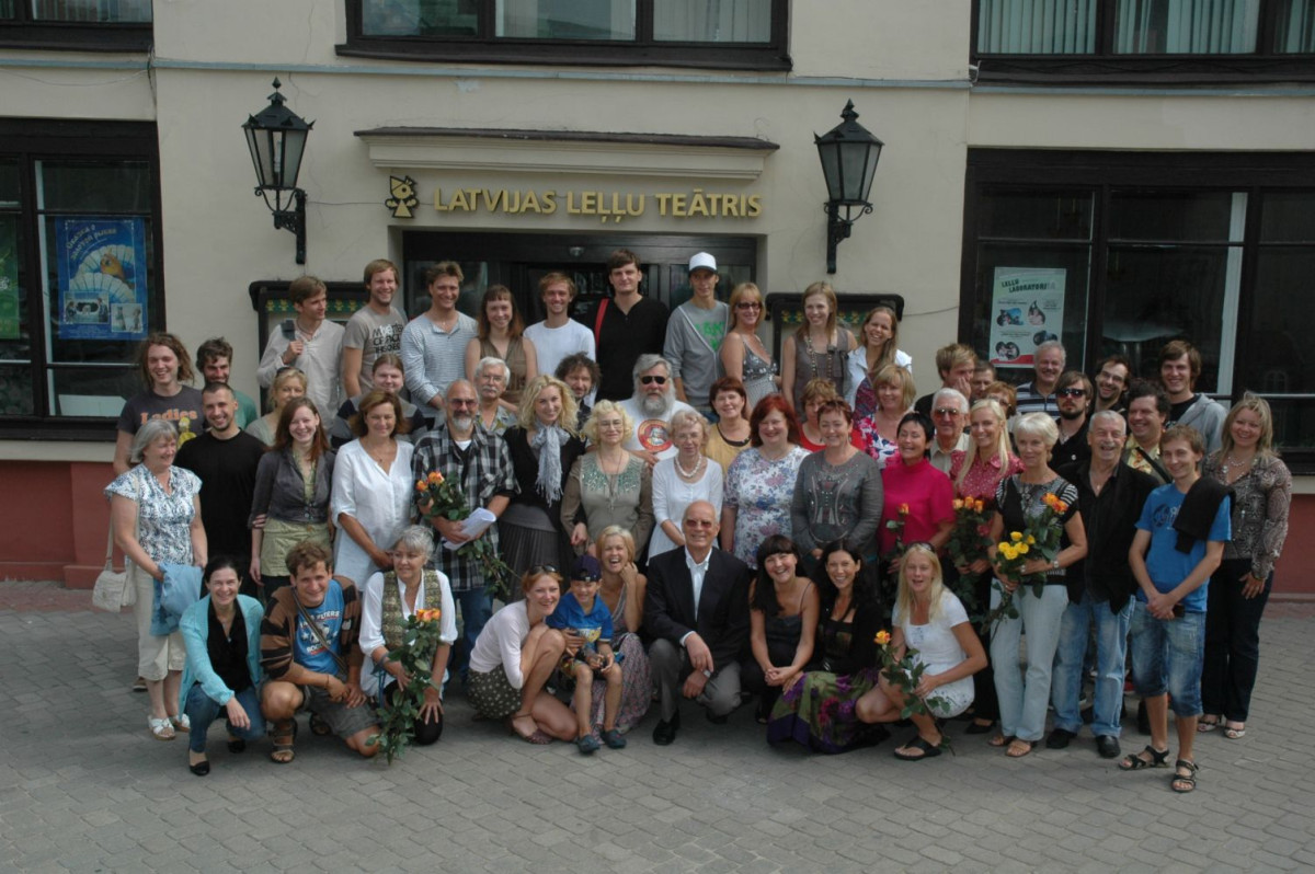 Foto: Leļļu teātris sezonu sāk 72 metru augstumā Pētera baznīcas skatu ...