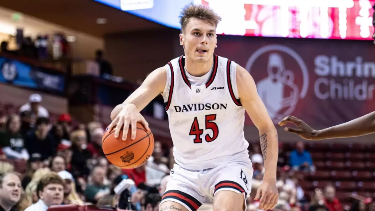 Blūms trāpa sešus tālmetienus un sasniedz NCAA karjeras punktu rekordu ...